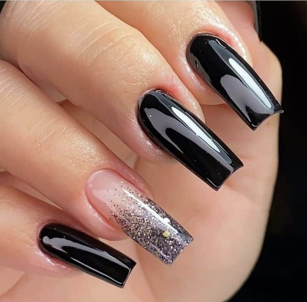 Unha preta decorada com glitter: o clássico dark com o glow do brilho
