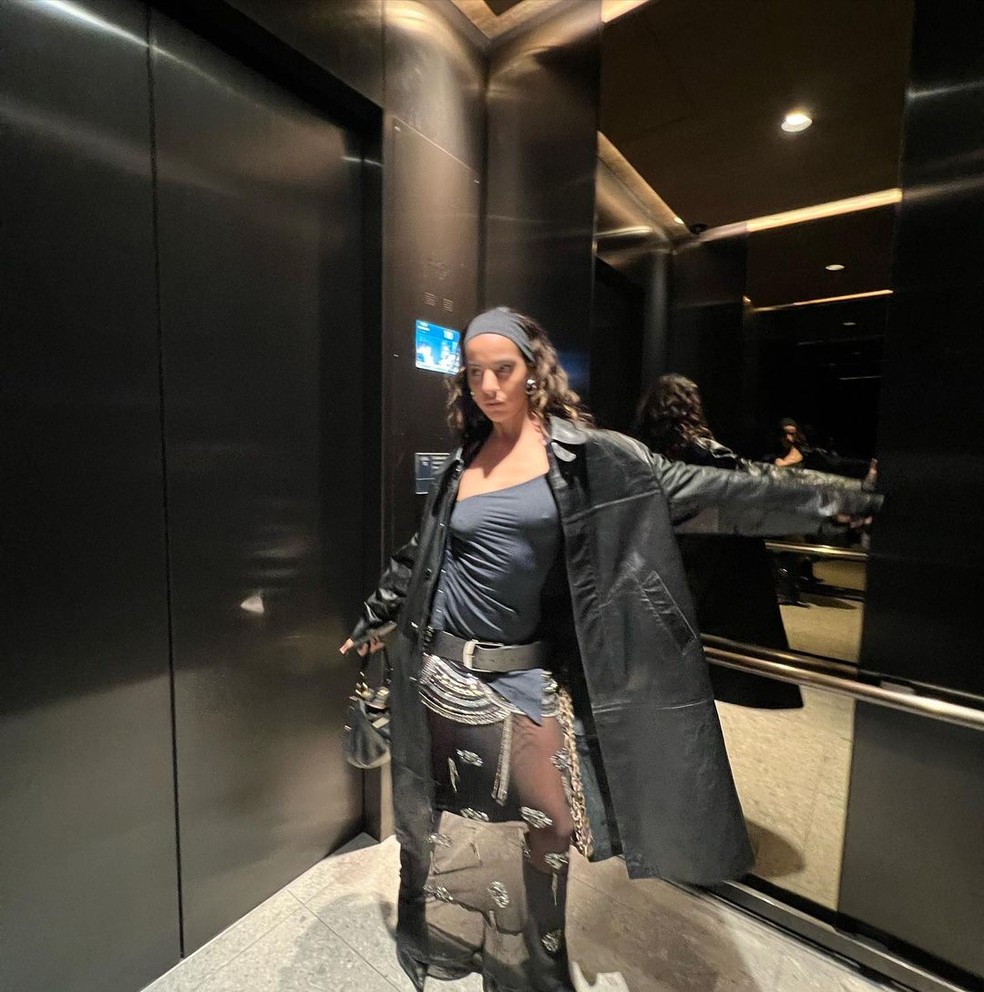 Marina Sena é uma fashionista apaixonada pelos anos 2000 e podemos provar