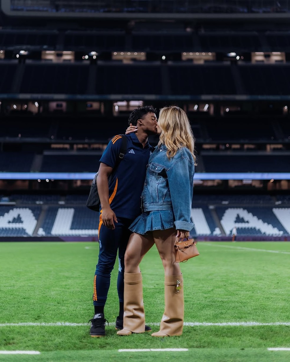 Gabriely Miranda e Endrick protagonizam beijo romântico em estádio na ...