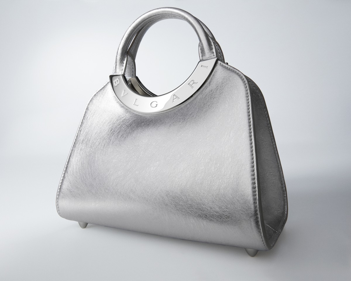 A bolsa Bulgari que tem um detalhe inspirado nas antigas moedas de Roma ...