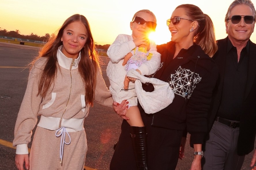 Rafaella Justus esbanja estilo com aerolook comfy para viagem em família