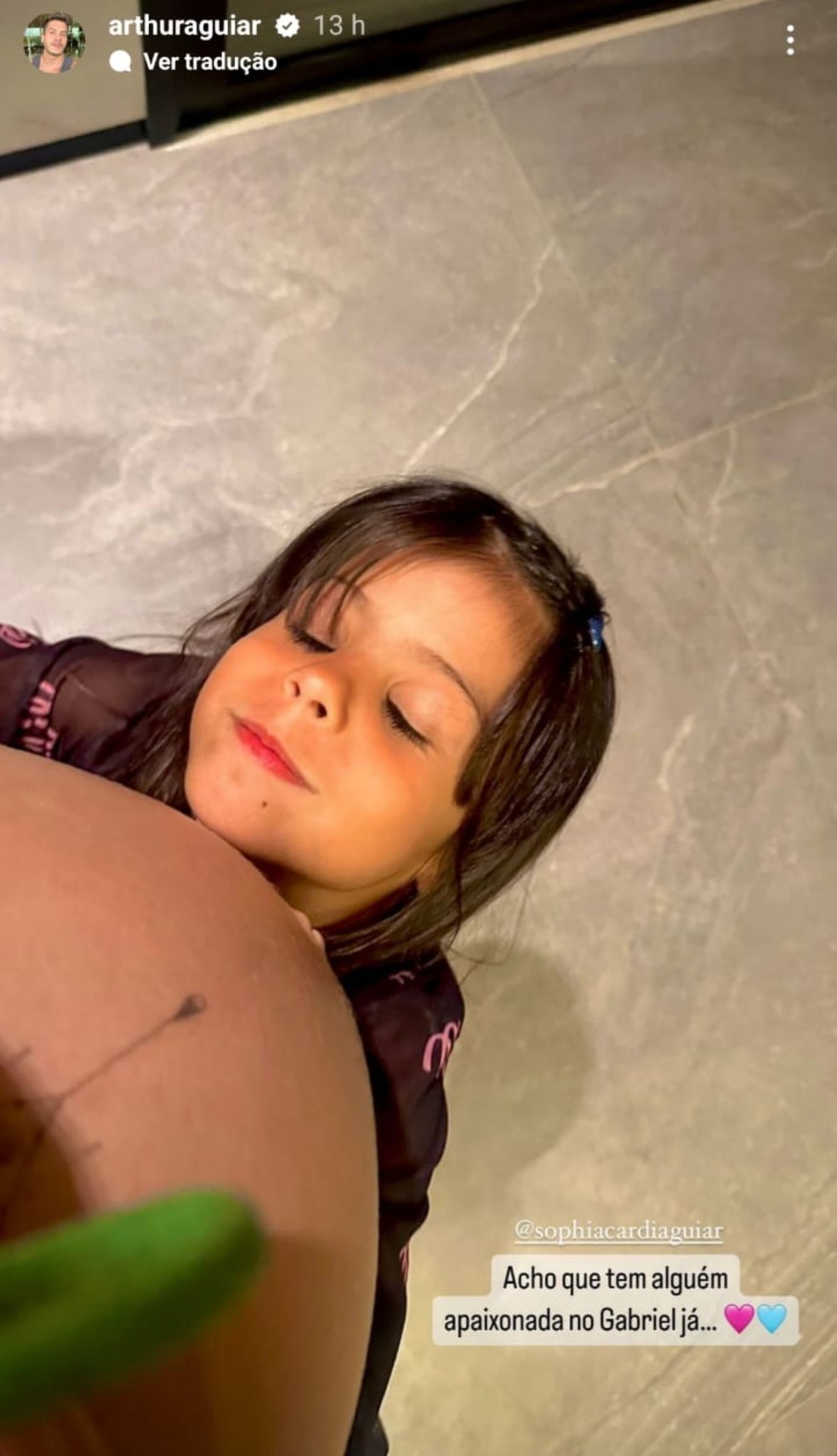 Grávida, Jheny Santucci ganha beijo na barriga da filha de Arthur Aguiar: 'Apaixonada no Gabriel'