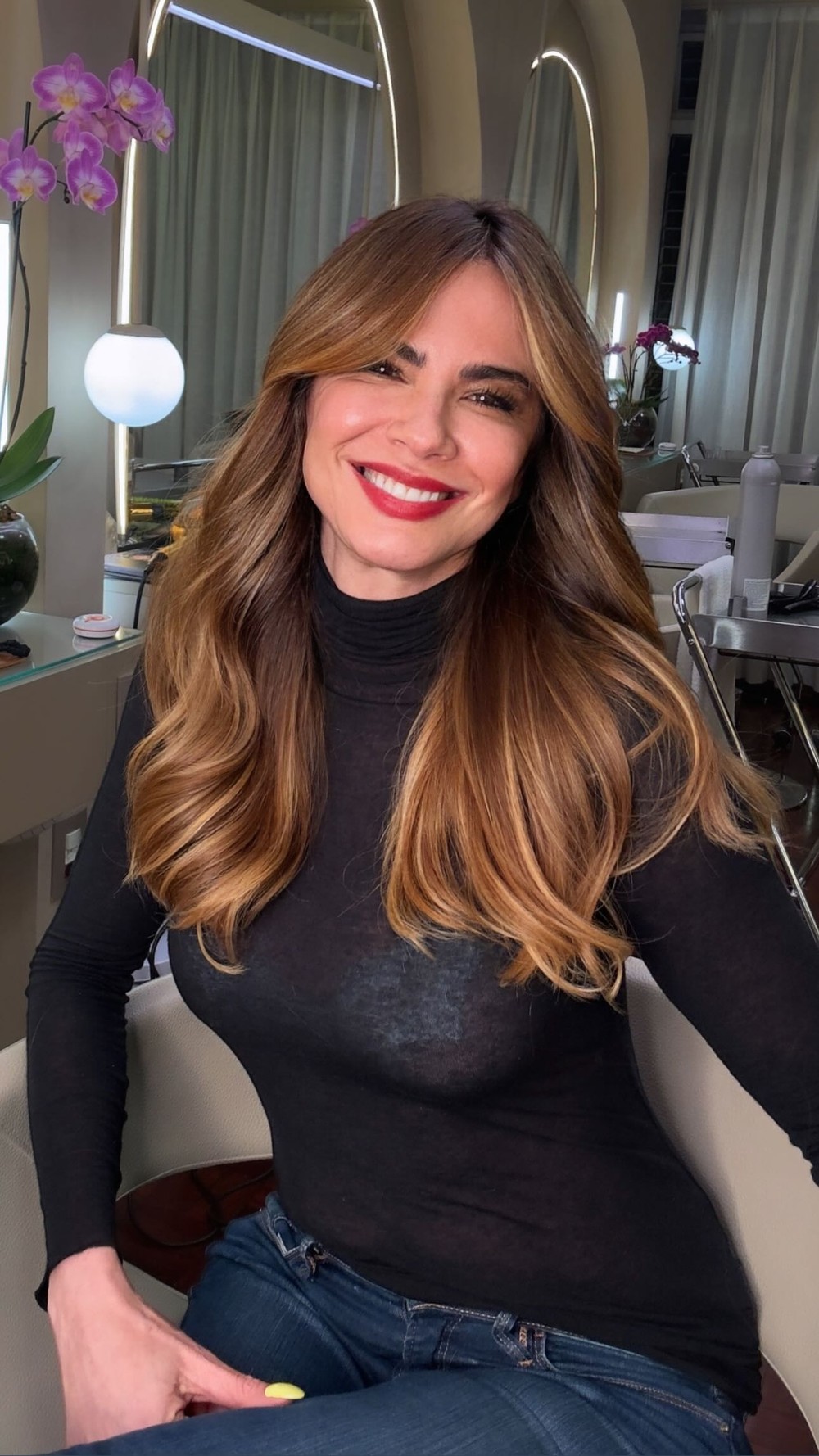 Luciana Gimenez posa de look transparente ao celebrar atualização no visual