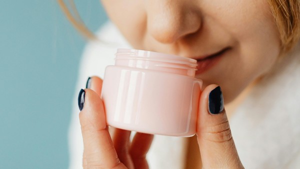 Creme facial para pele oleosa: 8 produtos para hidratar sem pesar