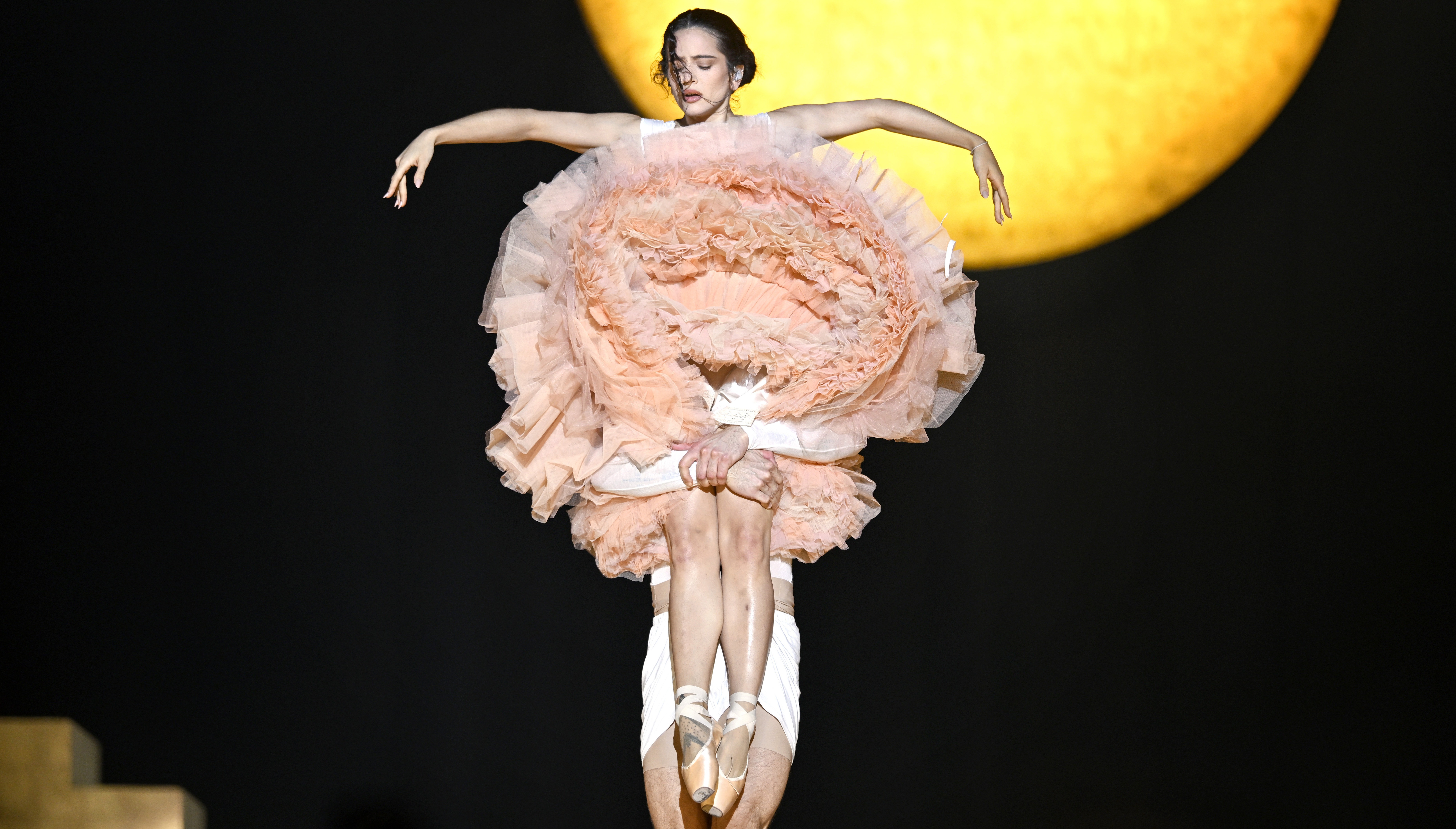 Todos os looks de Rosalía na turnê de 'Lux' — até agora