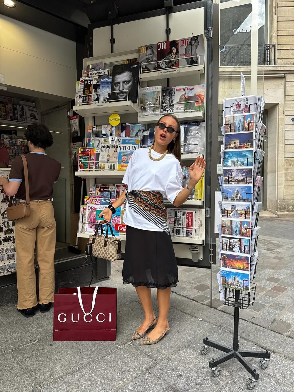 Lenço na cintura: como usar o truque de styling mais estiloso do momento