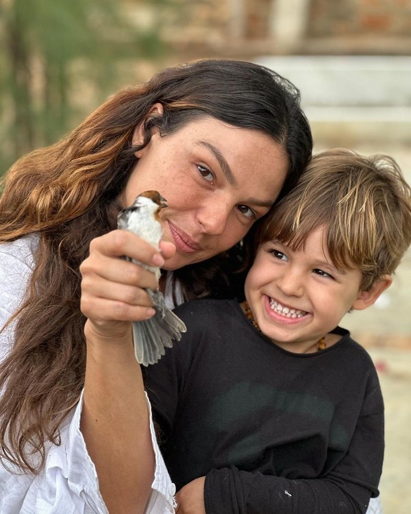 Isis Valverde posa de biquíni com o filho em meio à natureza