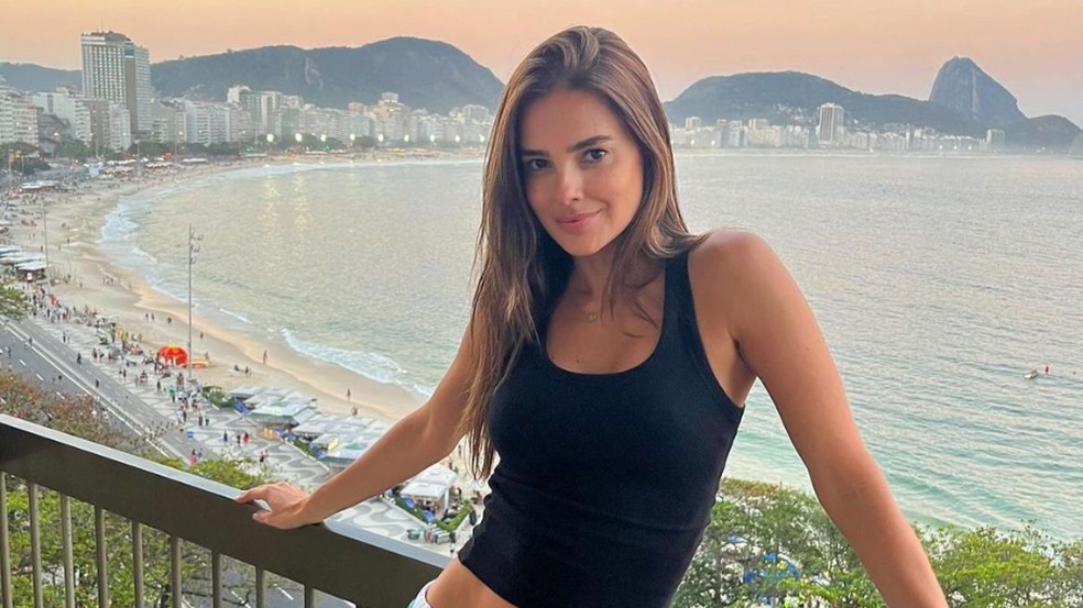 Aos 48 anos, Vera Viel impressiona web com novo clique: 'Parece uma adolescente'