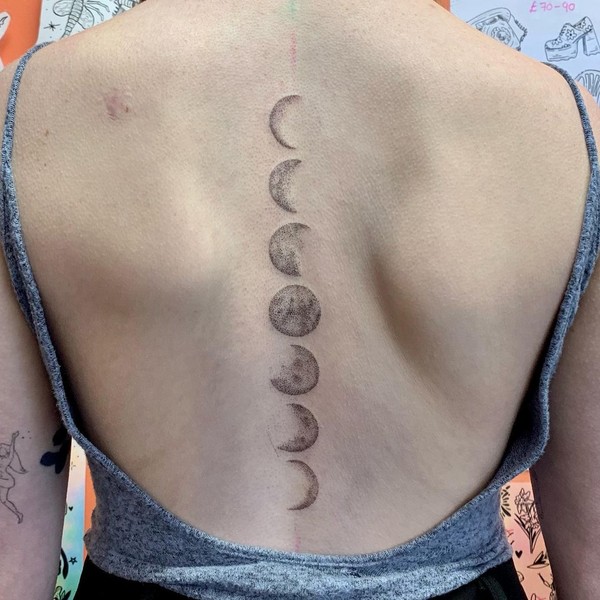 Tatuagem feminina nas costas com as fases da lua: inspire-se no poder do ciclo lunar