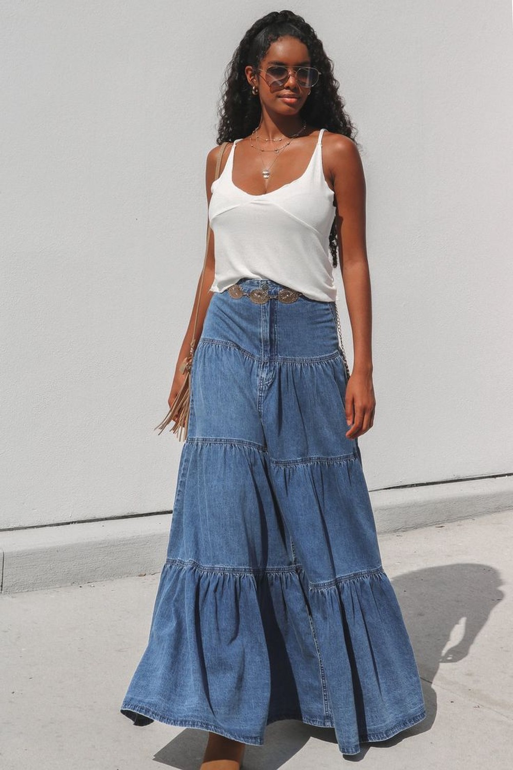Saiba como criar looks com saia longa marcantes e se aventure com a peça