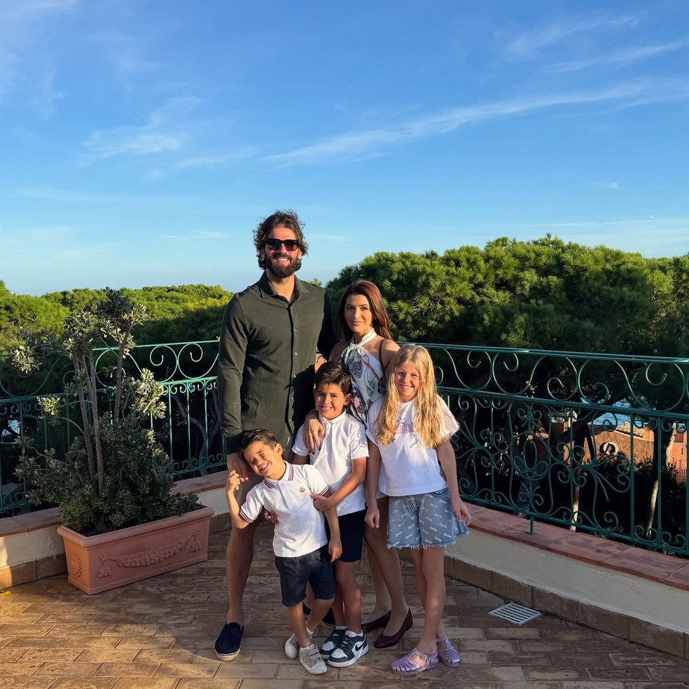 Clique de porta-retrato: Natalia e Alisson Becker posam com os três ...