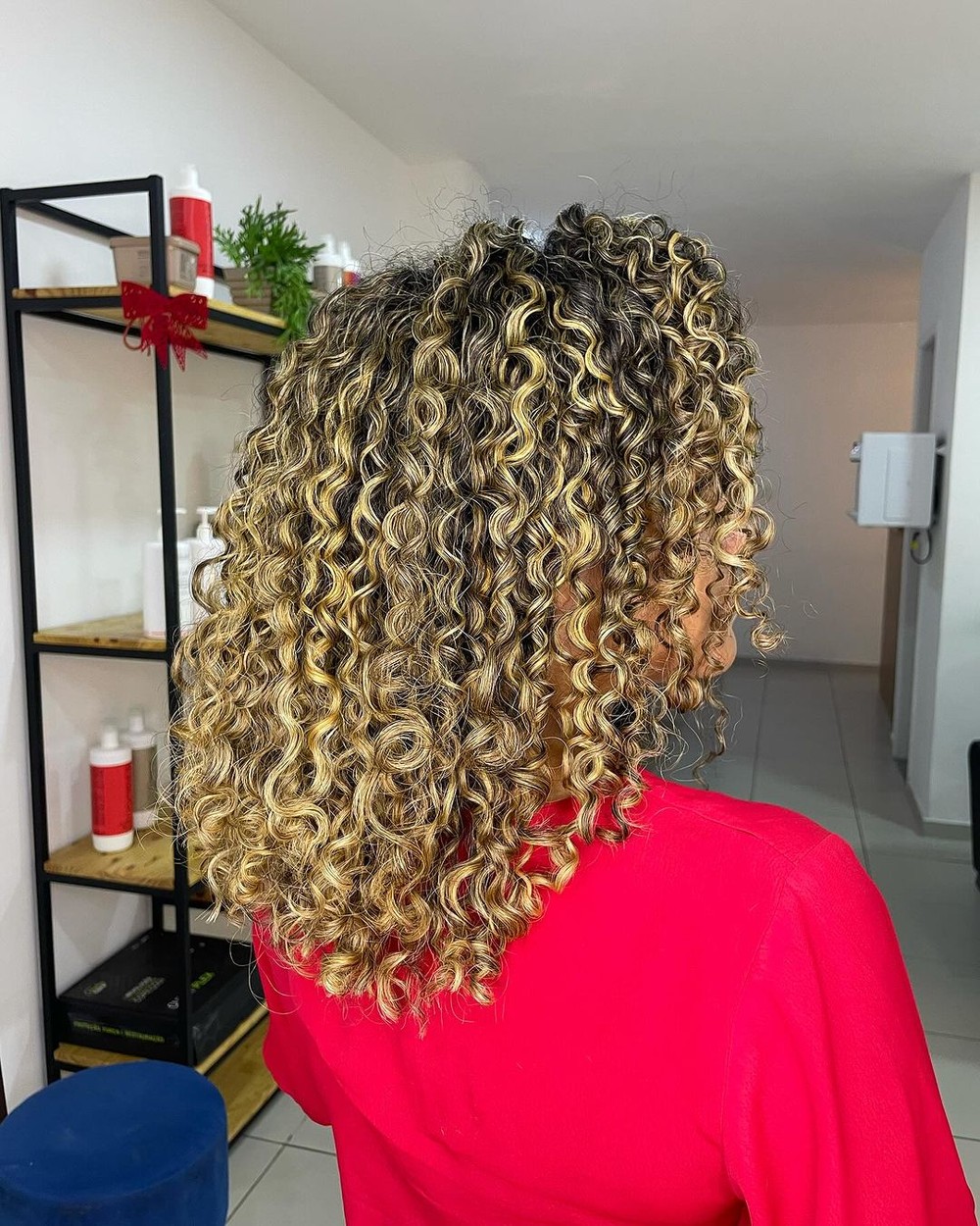 Cabelos cacheados loiros: 15 inspirações para apostar na cor