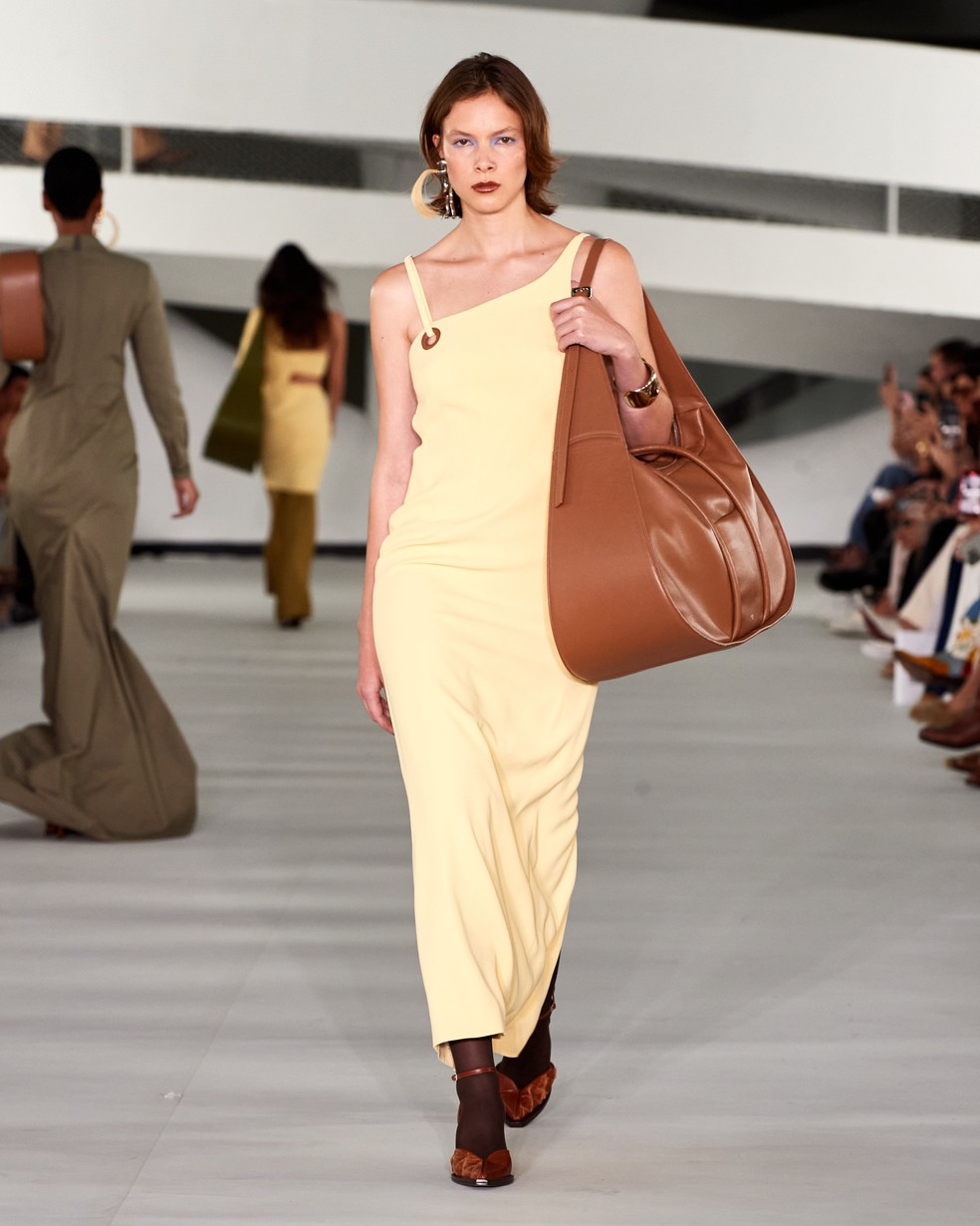 Misci faz desfile com 5 itens 'extravagantes' e queremos todos agora