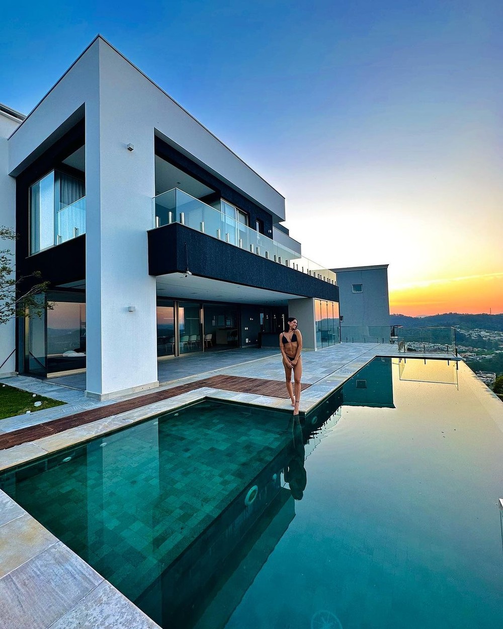 Key Alves posa à beira da piscina da nova mansão e celebra conquista ...