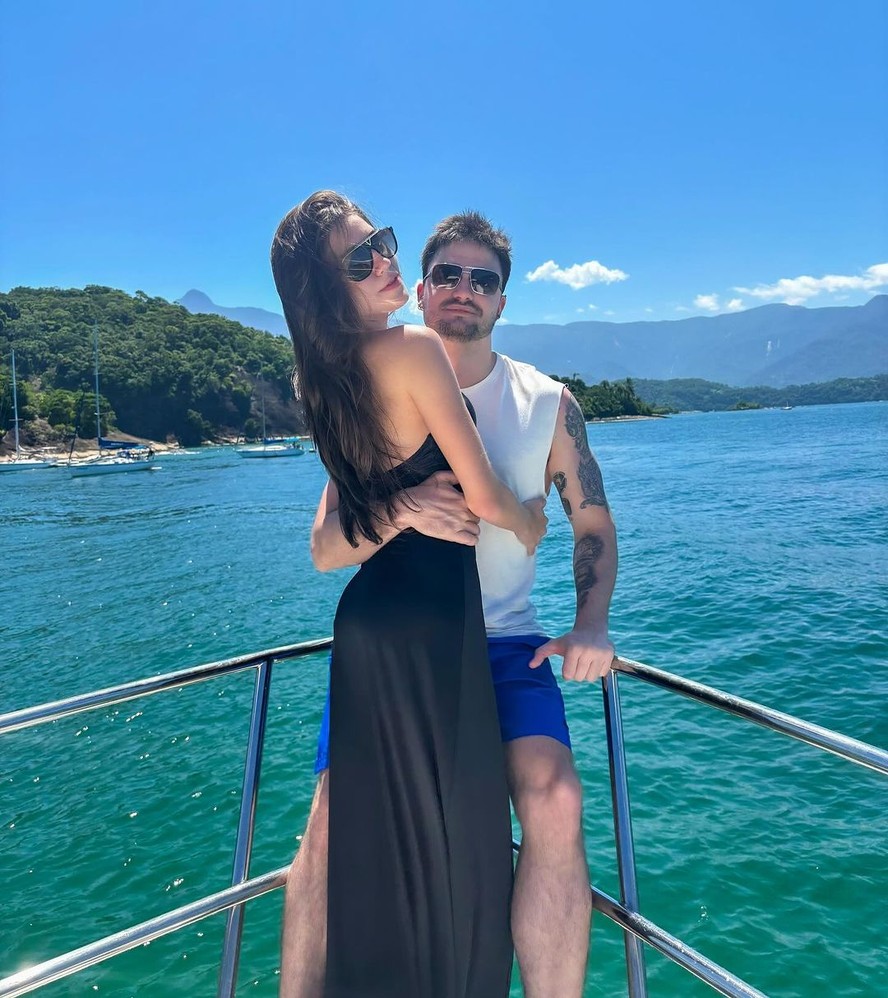 Felipe Neto abre álbum de fotos com namorada em passeio de barco e casal ganha elogios: 'Tão fofos'