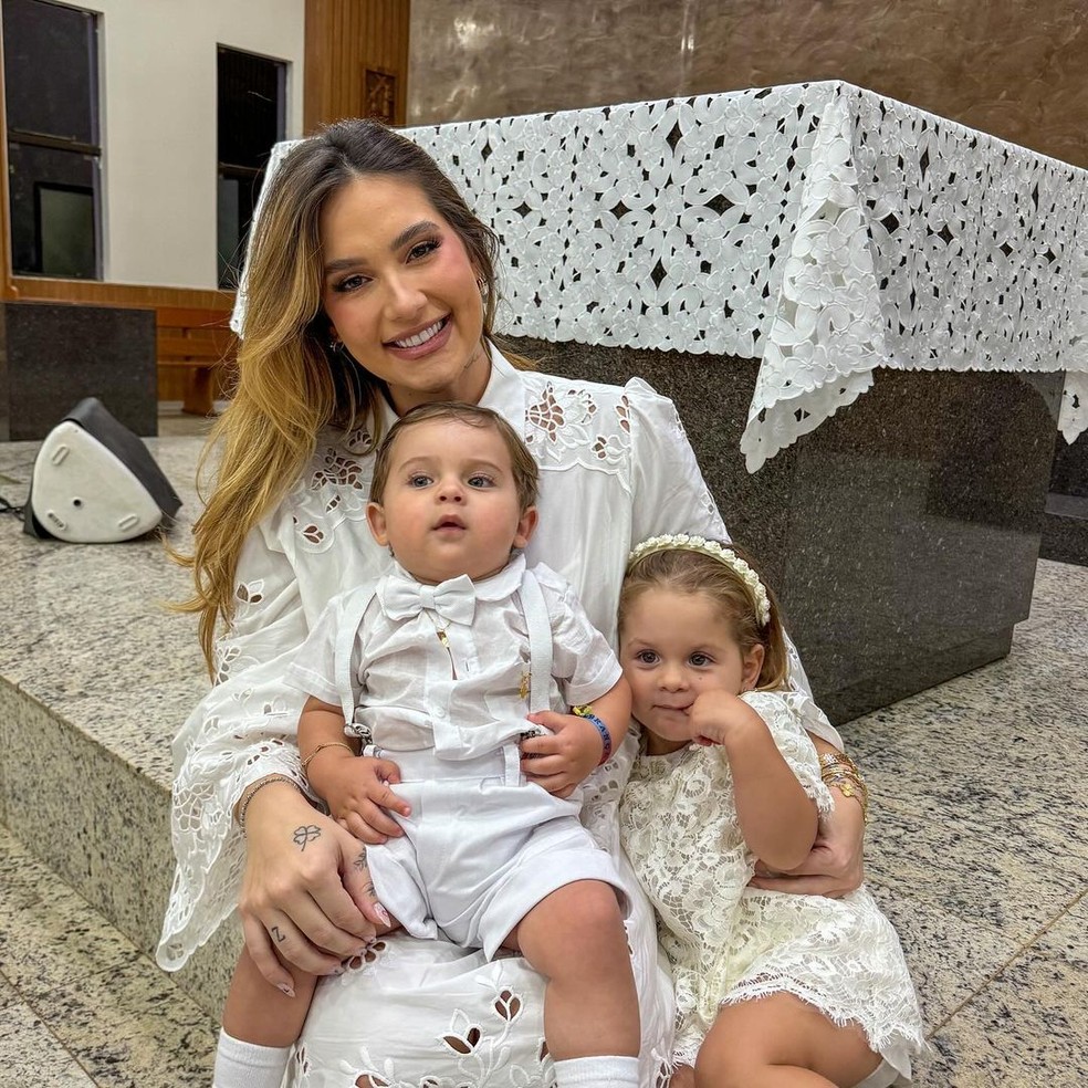 Ao lado de Zé Felipe, Virgínia Fonseca batiza o sobrinho e oferece jantar em sua nova mansão