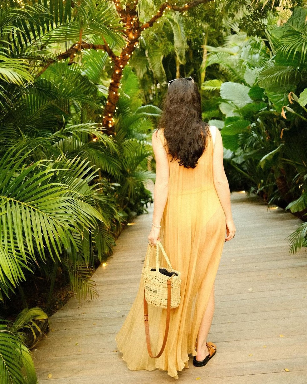 Isabelle Drummond posa de biquíni com sandália de R$ 12 mil em hotel ...