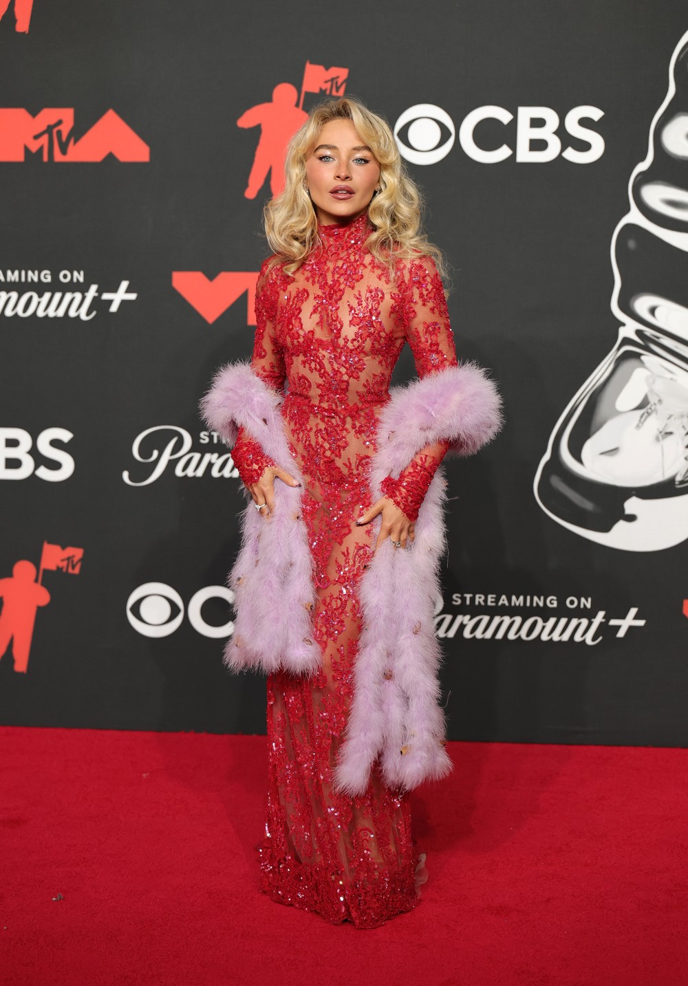 Sabrina Carpenter usa look com renda e transparência no VMA 2025