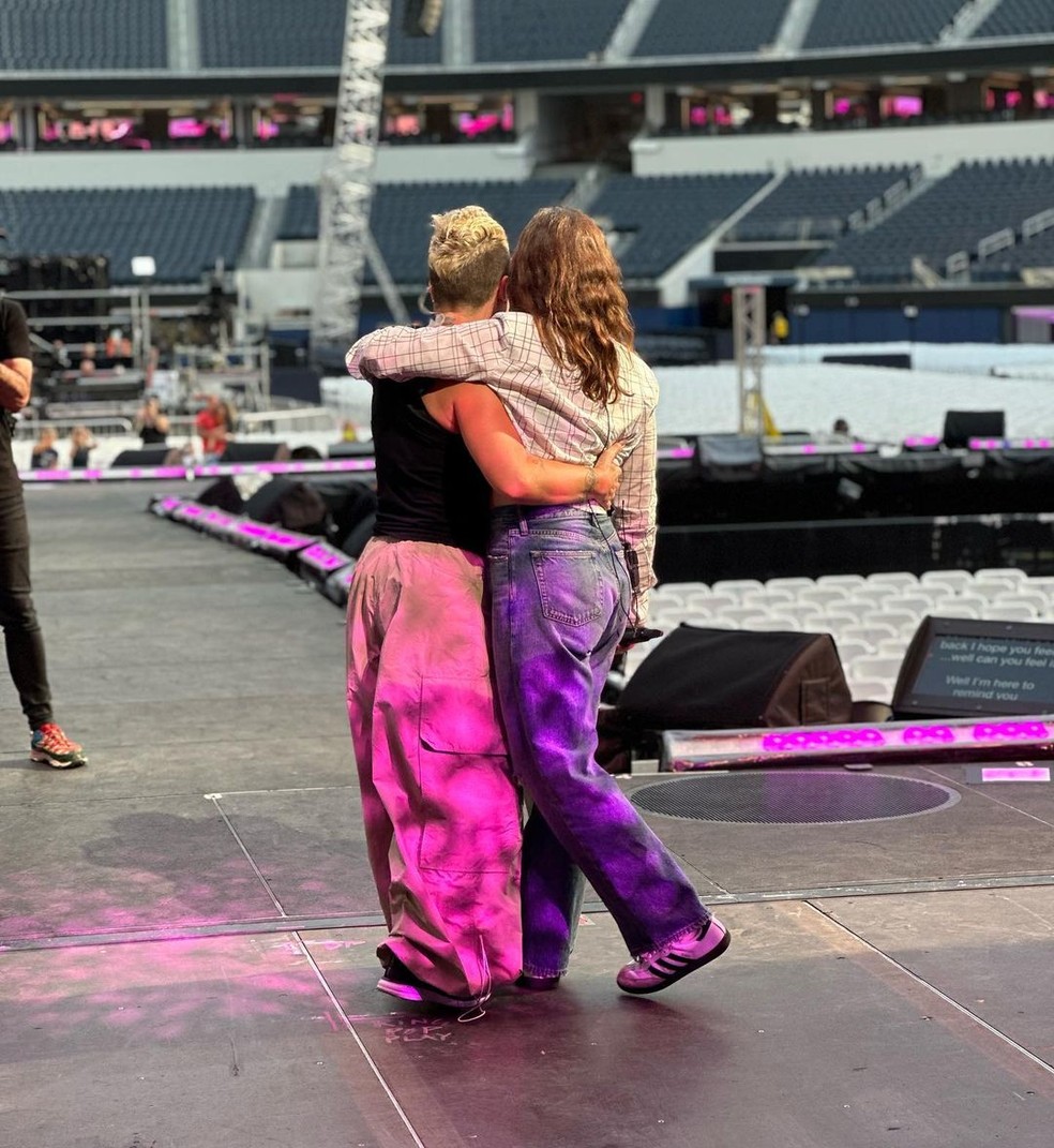 Alanis Morissette leva fãs ao delírio ao cantar clássico com Pink em ...