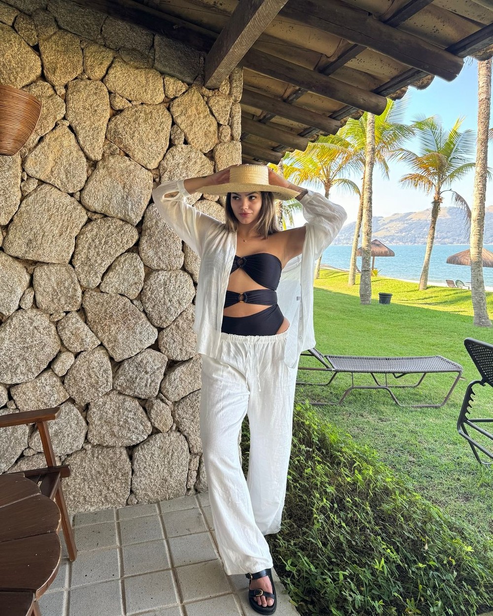 Suzanna Freitas posta clique com body recortado e é comparada à mãe ...