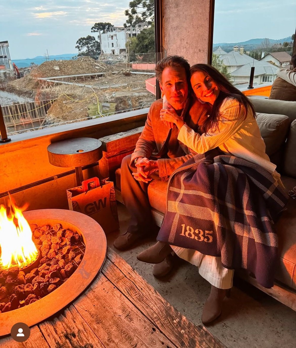 Mel Fronckowiak surge coladinha com Rodrigo Santoro em Gramado, no RS