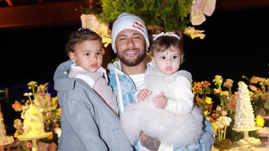 Neymar reúne as filhas, Mavie e Helena, para foto rara durante ...