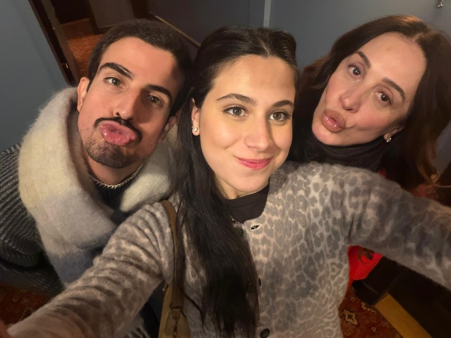 Claudia Raia posa com filhos Enzo e Sophia em viagem para Nova York e ...