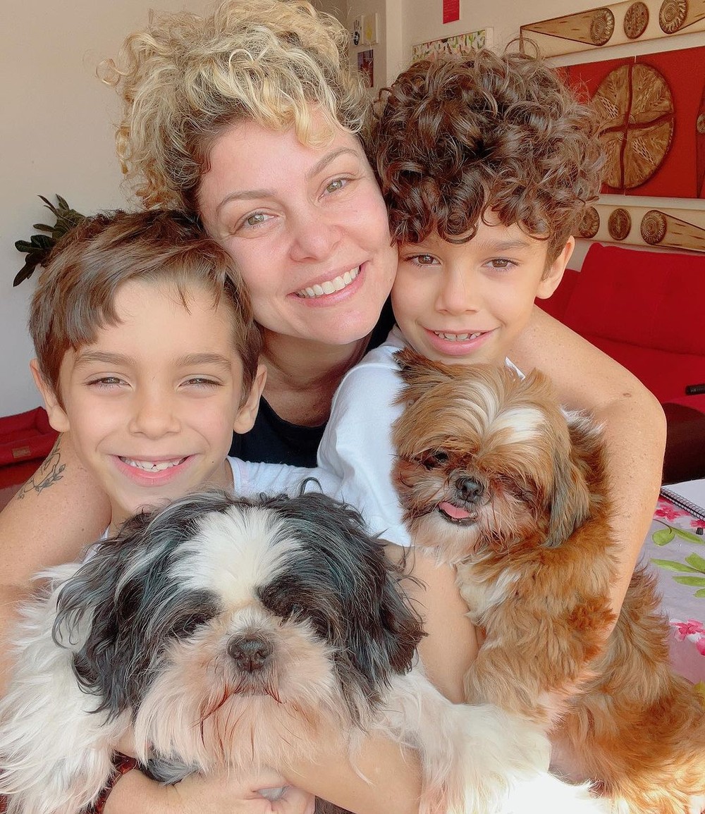 Bárbara Borges posa sorridente com Iran Malfitano e revela motivo: 'Nossa casa está em festa'