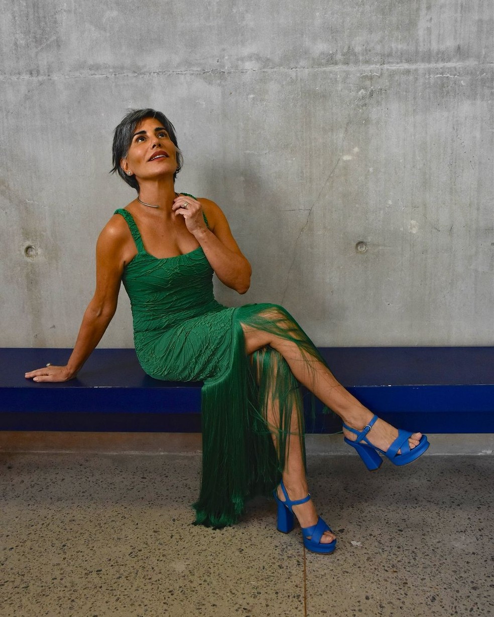 Superbronzeada, Glória Pires combina vestido com franja e saltão e fãs ...