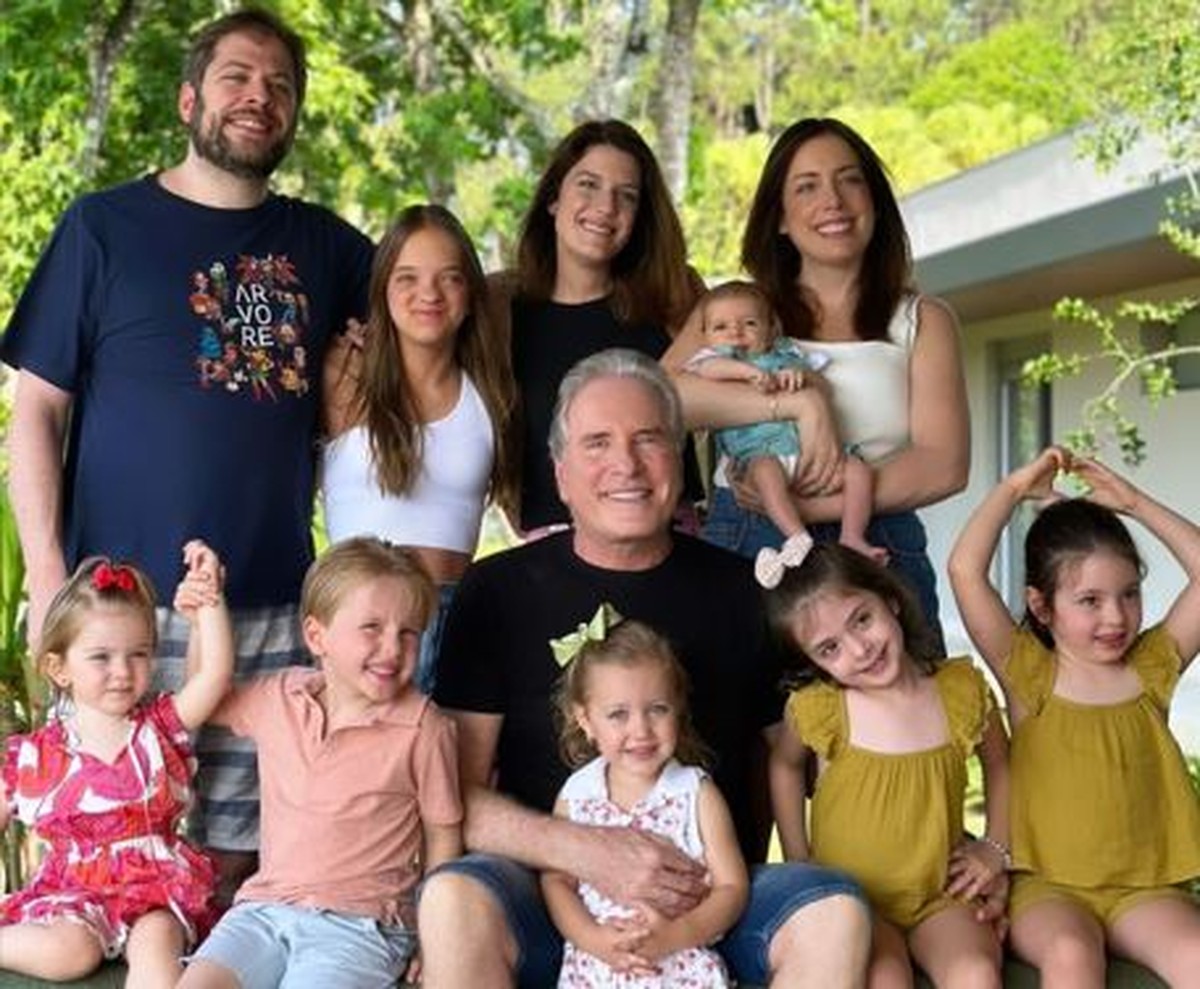 Roberto Justus surge rodeado pelos filhos e netos em foto na web: 'Muito amor'