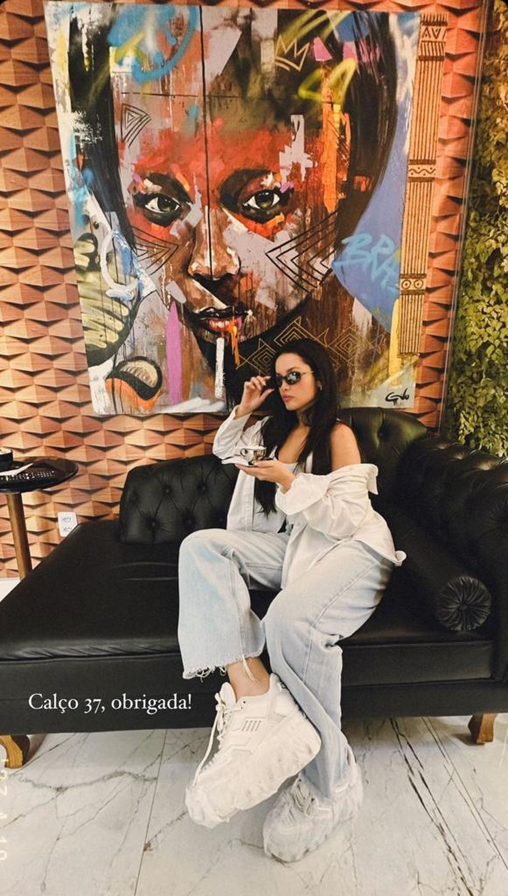 Com look all white, Juliette se rende a tendência da regata branca