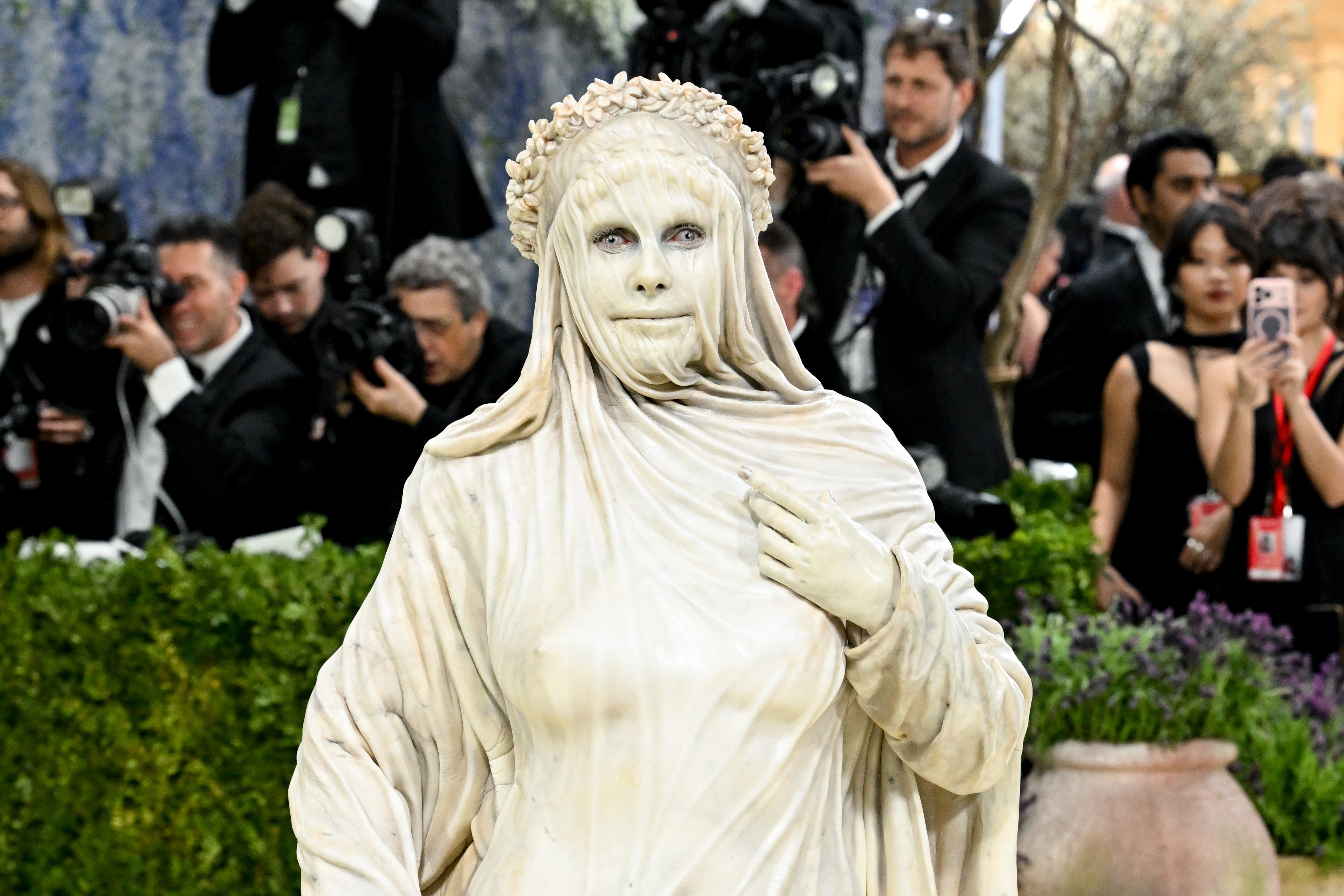 Kylie Jenner, Heidi Klum e mais: os looks 'diferentões' do MET Gala 2026