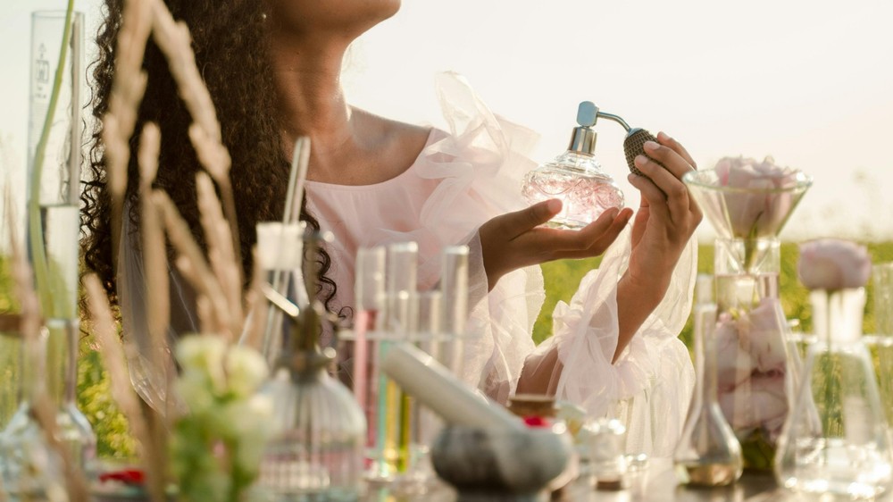 Perfume floral: 7 opções elegantes e versáteis para usar o ano todo