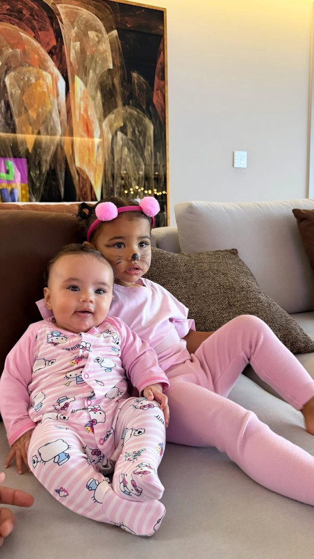 Bruna Biancardi encanta como novo registro das herdeiras com Neymar, Mavie e Mel