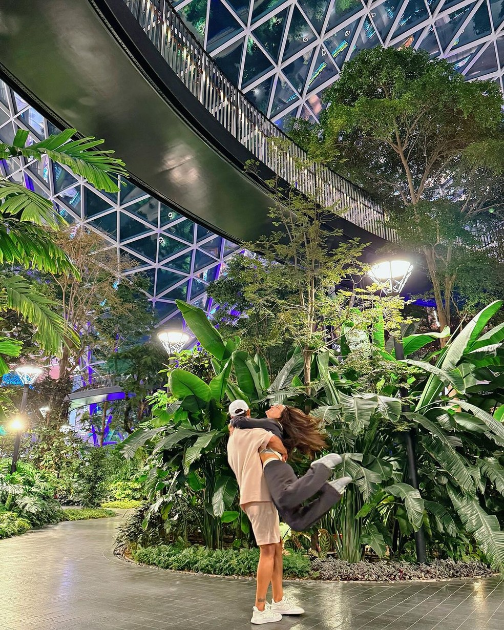 Larissa Manoela mostra primeira parada de viagem com o marido: 'Meta é ...