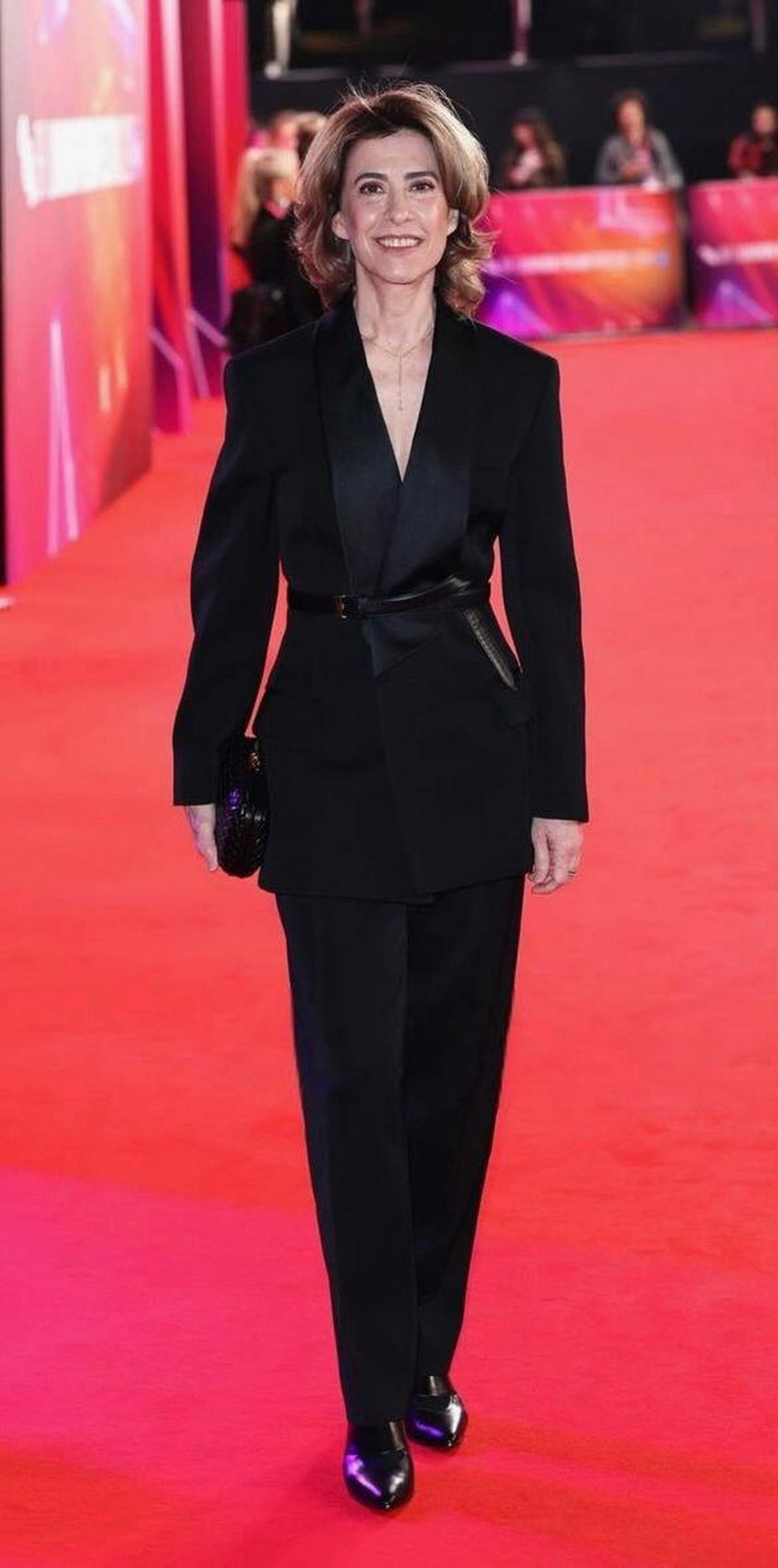 Fernanda Torres brilha em Londres com look clássico da Bottega Veneta ...