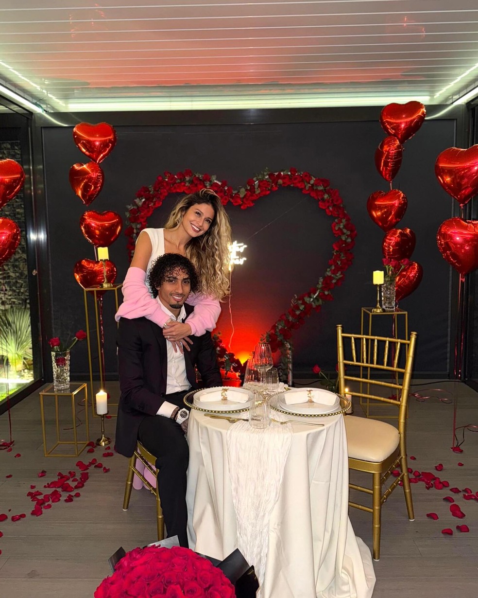 Raphinha faz surpresa para comemorar 3 anos com Natalia Belolli: 'Me ...