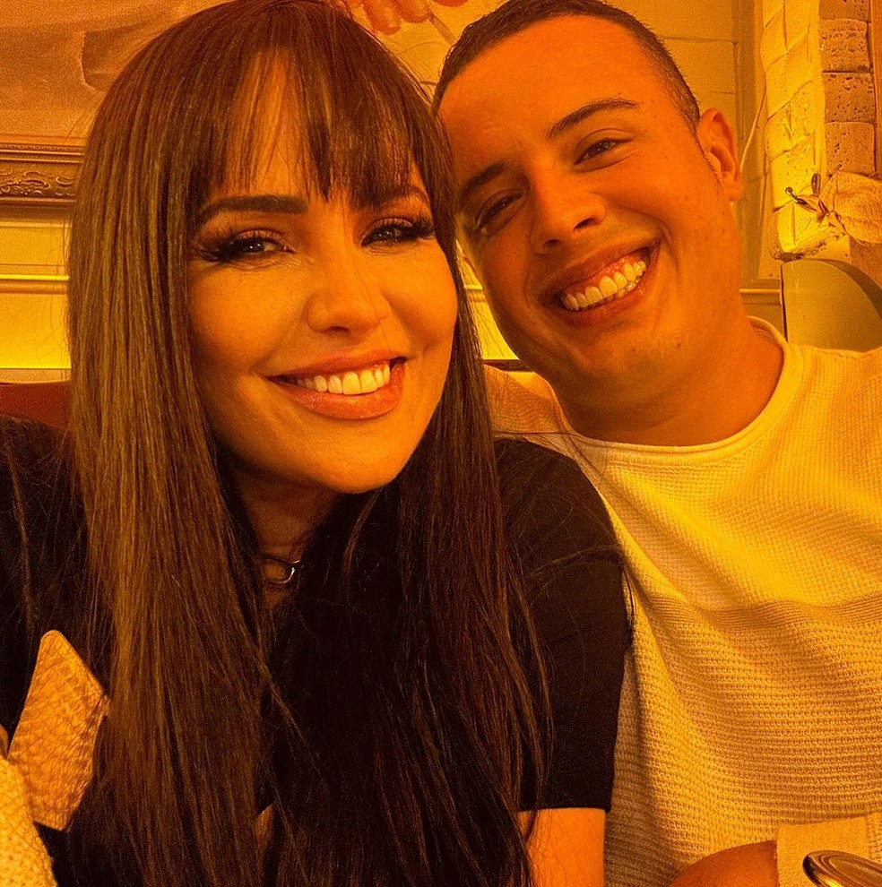 Perlla posa sorridente com o marido, Patrick Abrahão e se derrete: 'Nossos momentos'