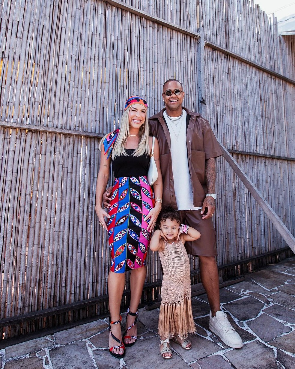 Lore Improta abre álbum de fotos com família reunida: 'Família GG pronta'