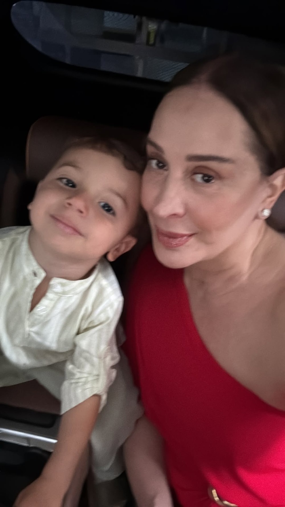 Claudia Raia encanta ao postar nova selfie com o filho caçula, Luca