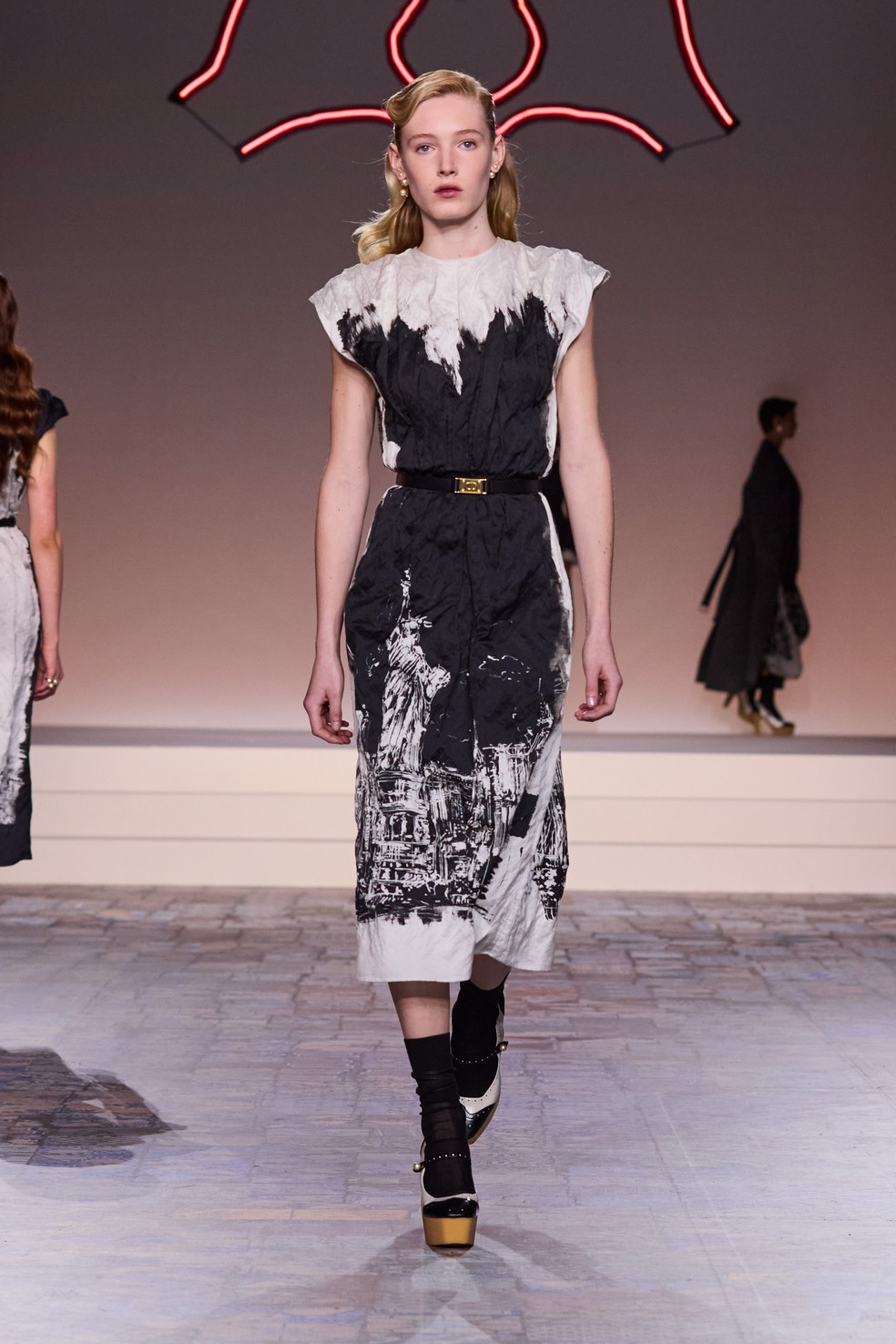 Em NY, Dior desfila coleção fall 2024 inspirada em Marlene Dietrich e ...