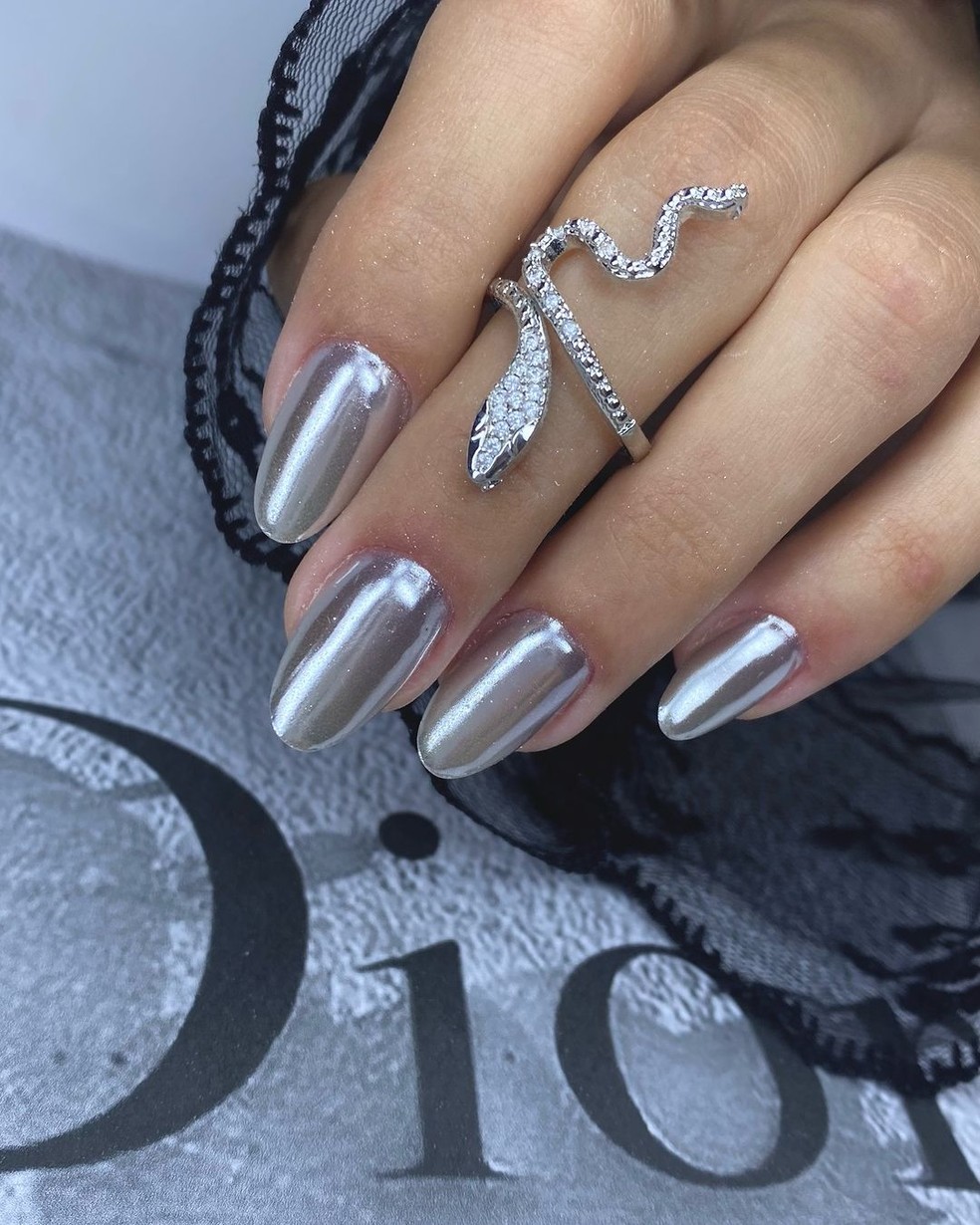 Unhas decoradas em prata: o efeito espelhado que merece a sua atenção