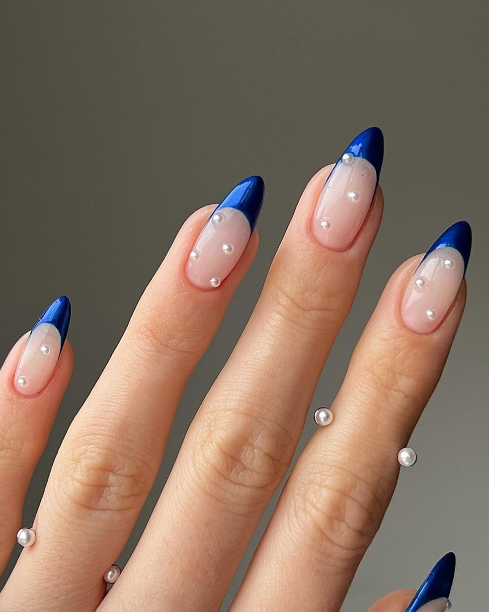 Unhas decoradas em azul escuro: entre na tendência