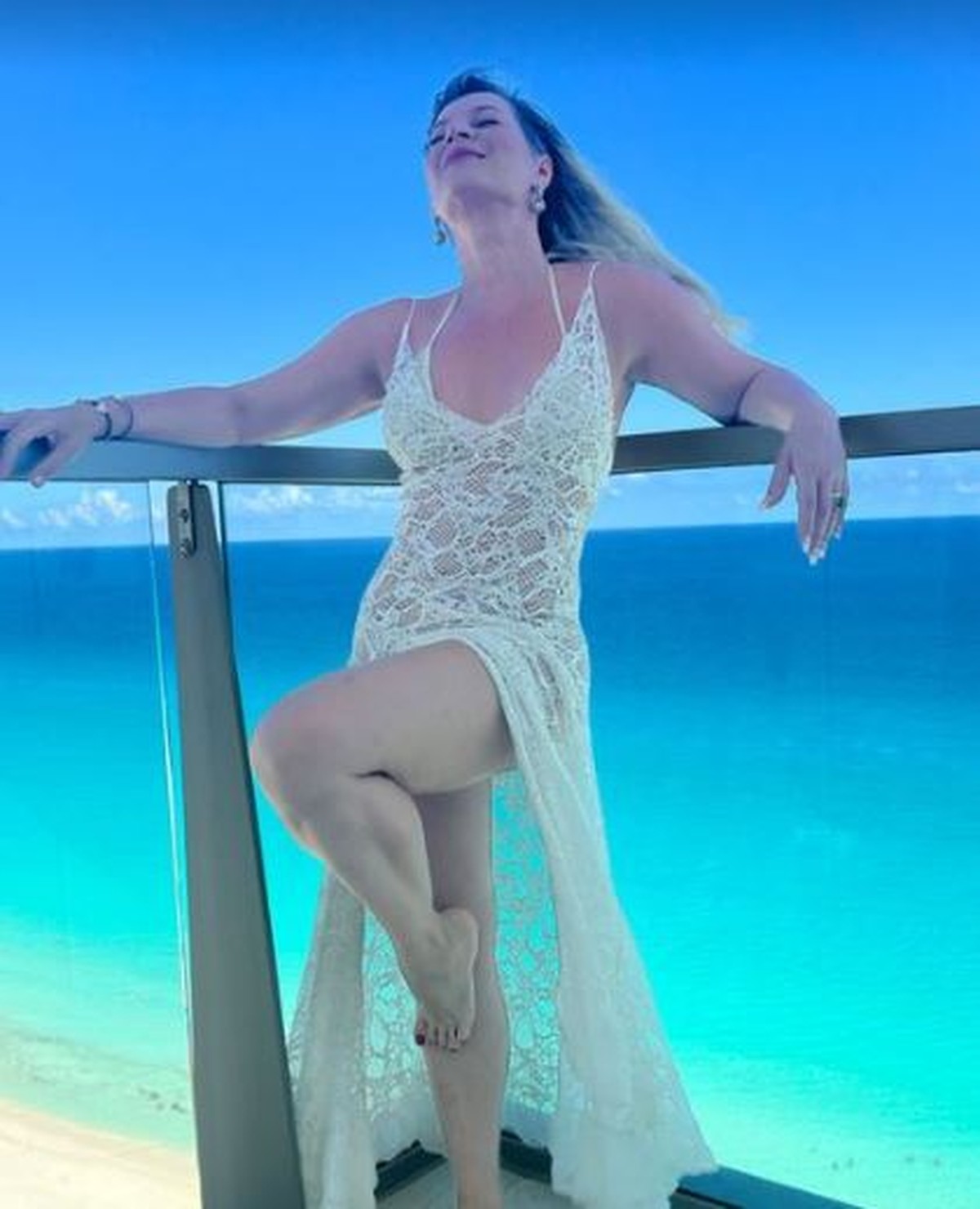 Joice Hasselmann posa em cenário paradisíaco e compartilha foto na web