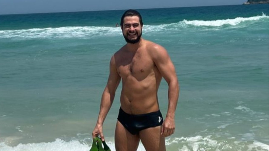 Rafa Vitti aproveita calor para se refrescar na praia e amigo brinca: 'Touro marinho'