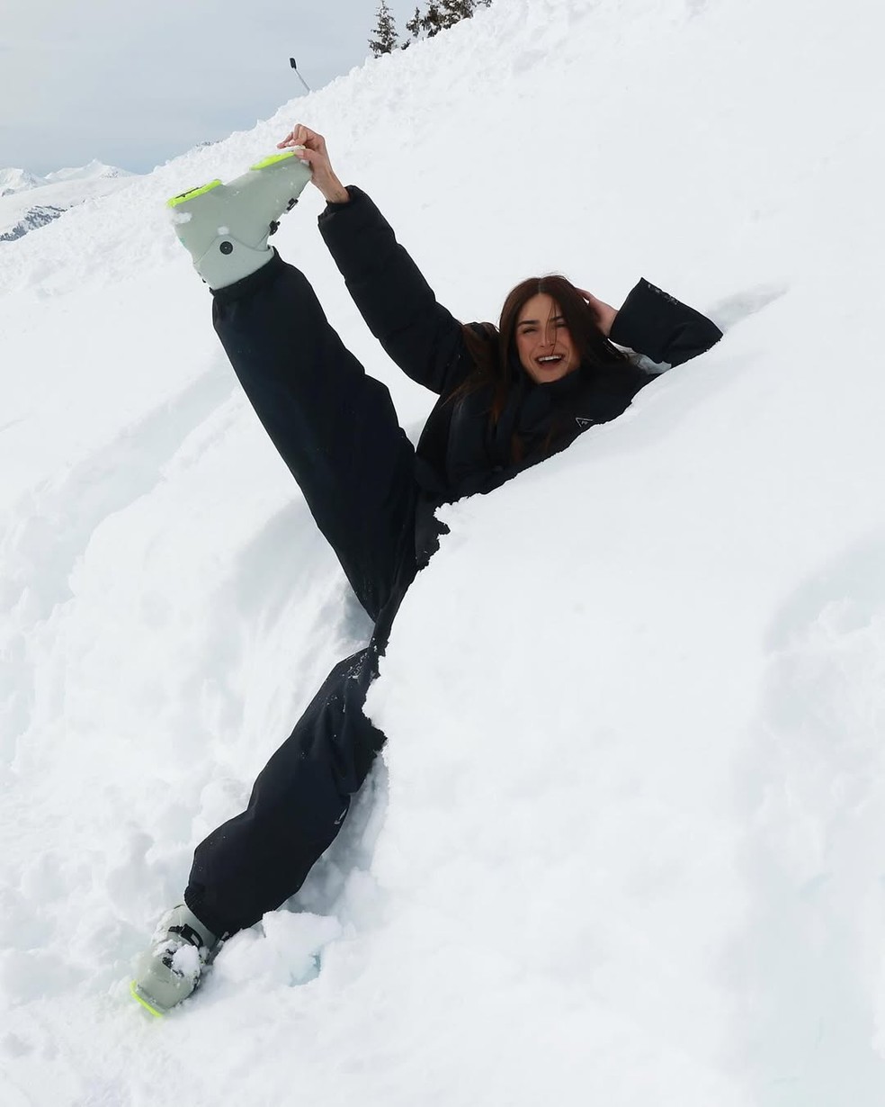 Longe do Carnaval, Thaila Ayala abre álbum esquiando na neve com o ...
