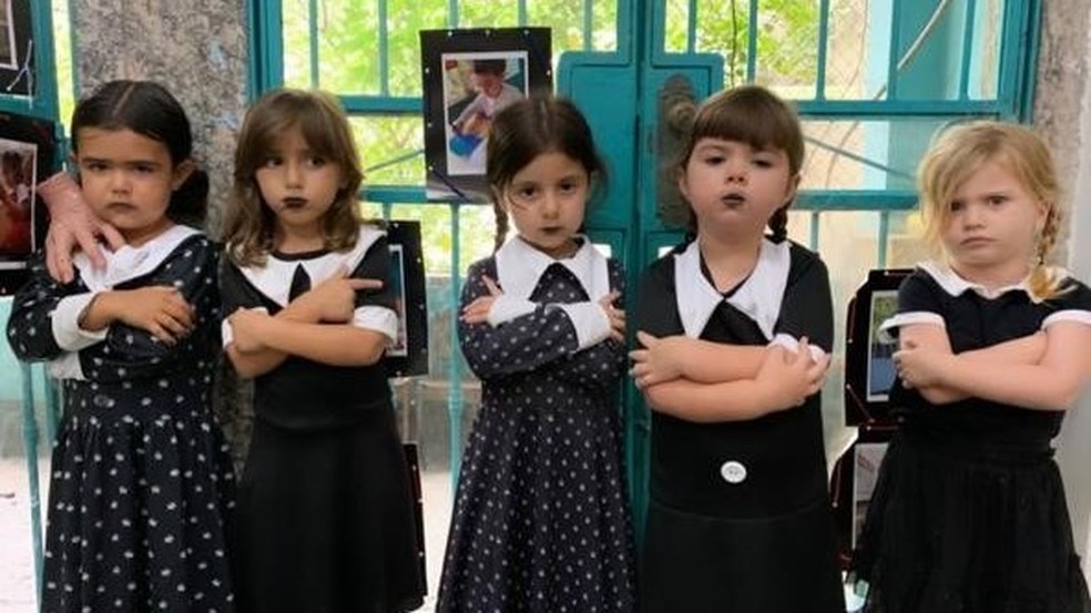 Clara Maria, filha de Tatá Werneck, se veste de Wandinha e encanta internet
