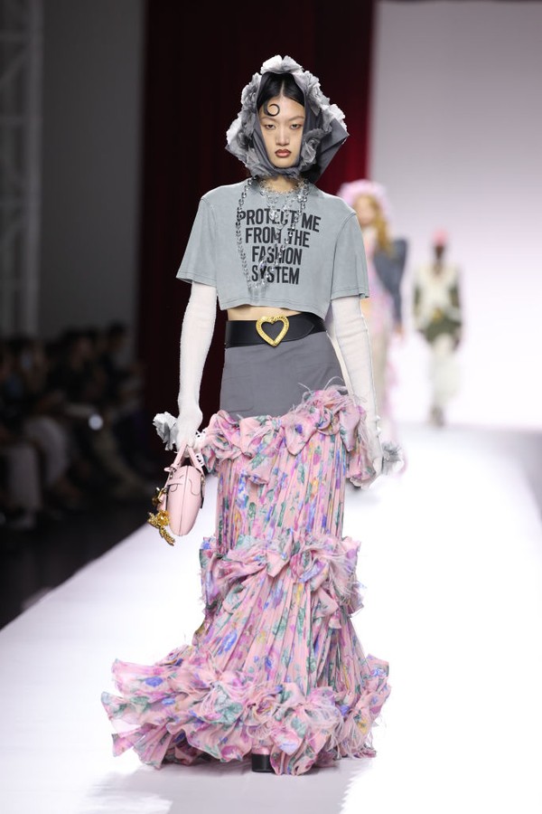 Moschino leva luxo 'gritante', turbantes e performance a desfile em ...