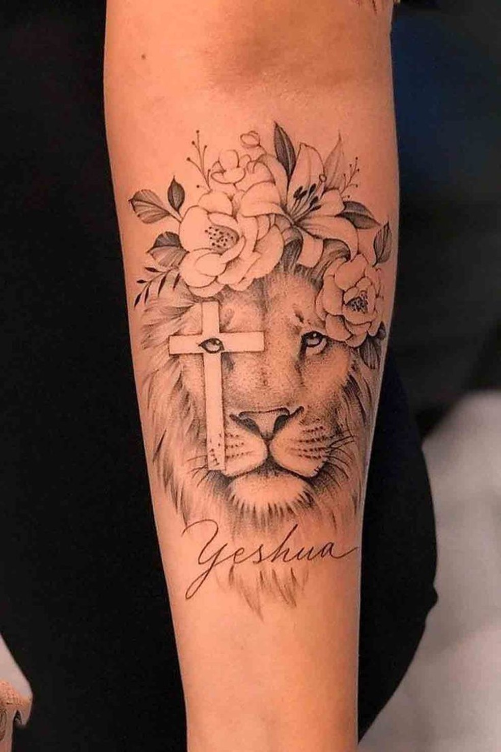 Tatuagem de leão feminina: ideias delicadas para realçar a sua beleza