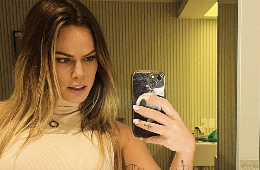 Ex-BBB Nati Casassola posa de calcinha rendada na frente do espelho e ...